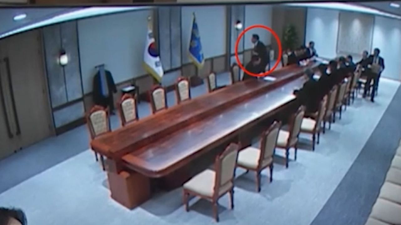 尹锡悦宣布戒严当晚韩总统府监控曝光：多名前内阁高官参会疑未有人劝阻_高清1080P在线观看平台_腾讯视频