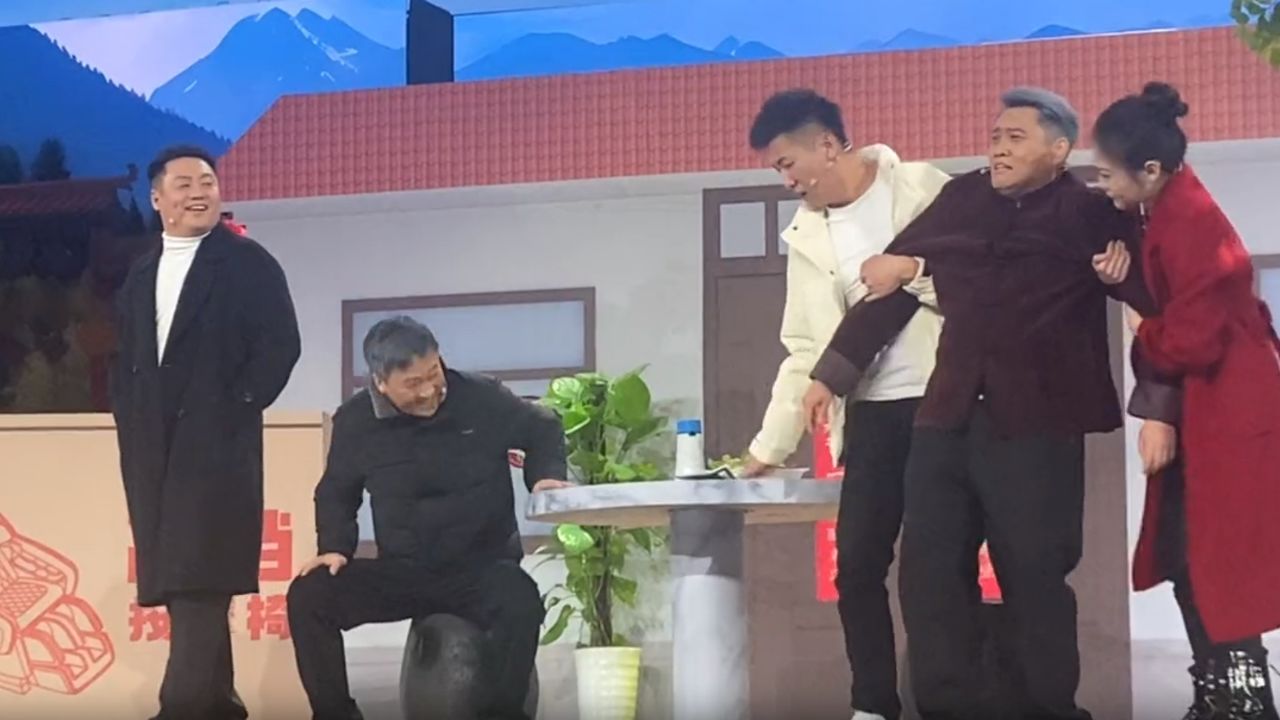 宋晓峰安徽卫视春晚跳科目三，舞步滑稽引爆笑，被嘲用烂梗太丢人_高清1080P在线观看平台_腾讯视频