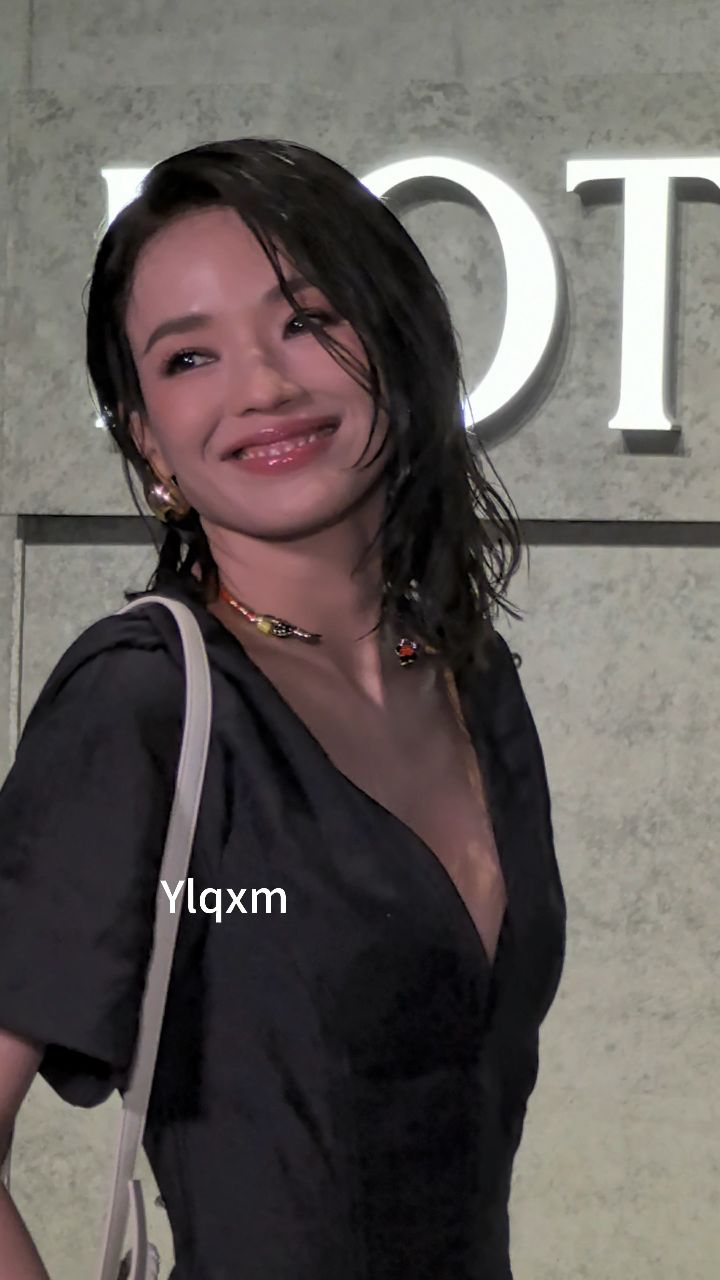 舒淇见不得人,柳岩今年见不得人_大山谷图库