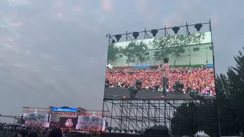 旷野音乐节听到了回春丹的《鲜花》现场版！！超值！_高清1080P在线观看平台_腾讯视频