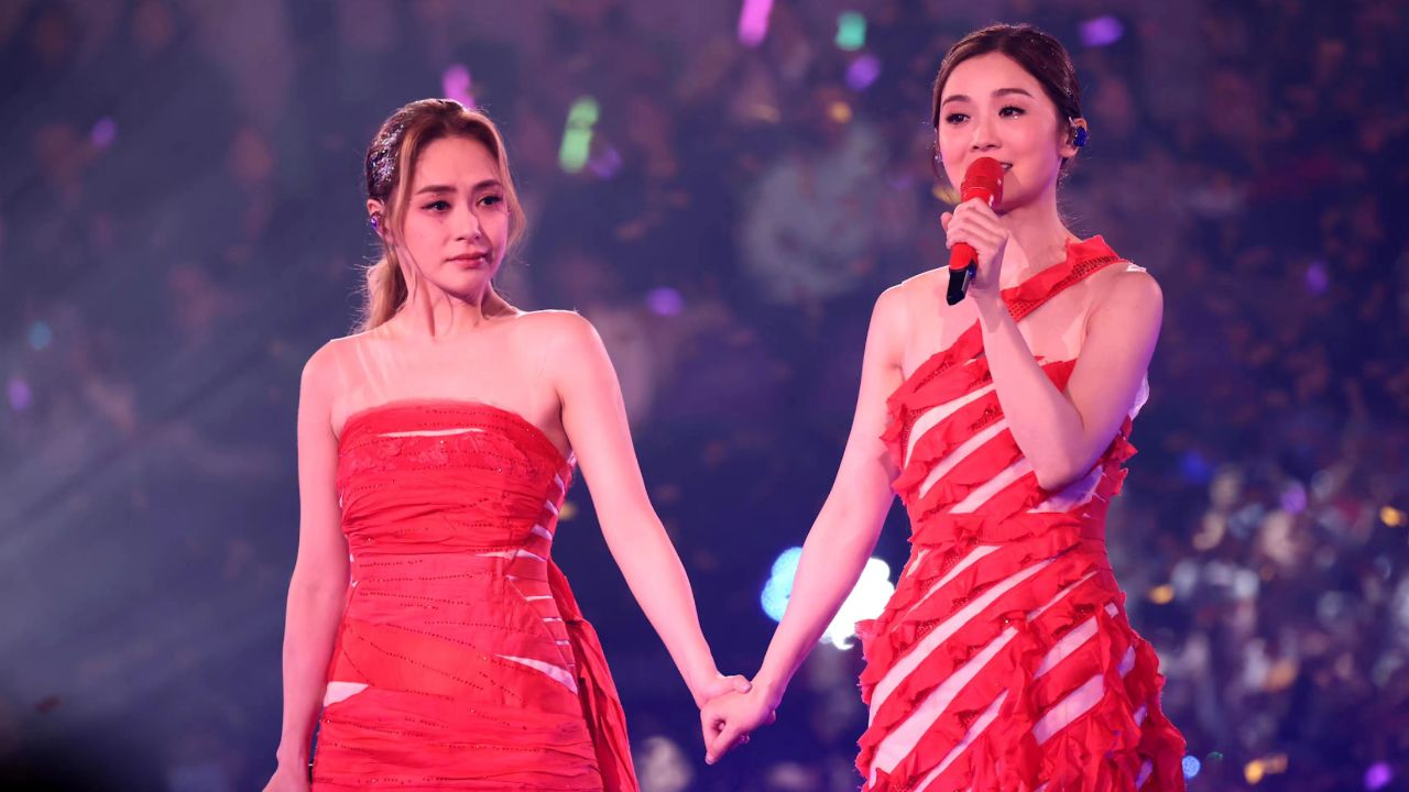 Twins红馆演唱会首场，蔡卓妍与阿娇现场玩亲亲，上演经典侧手翻_腾讯视频