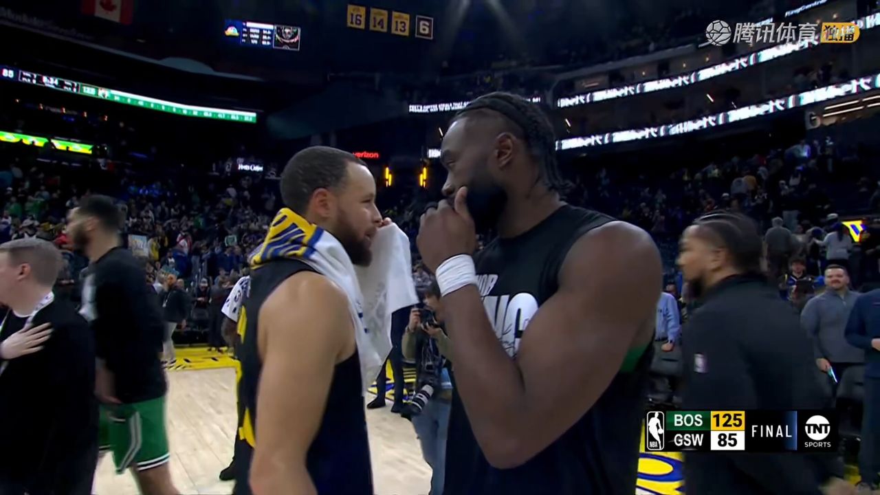惨败也没有提前离开！库里赛后和塔图姆布朗热聊科尔尴尬站一旁_高清1080P在线观看平台_腾讯视频